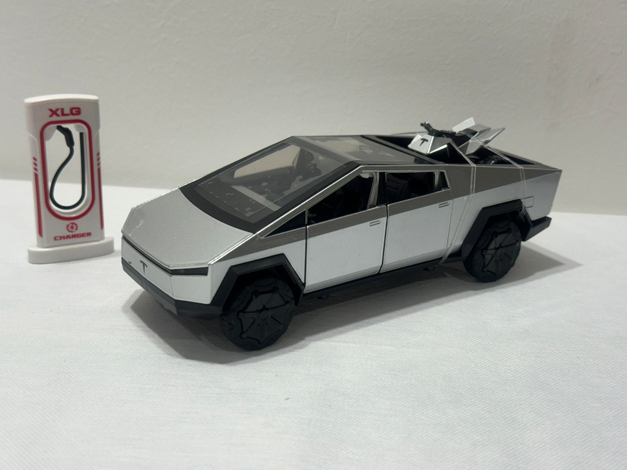 Macheta auto Tesla Cybertruck 2022 Silver (replica) scala 1/28 + Atv ...